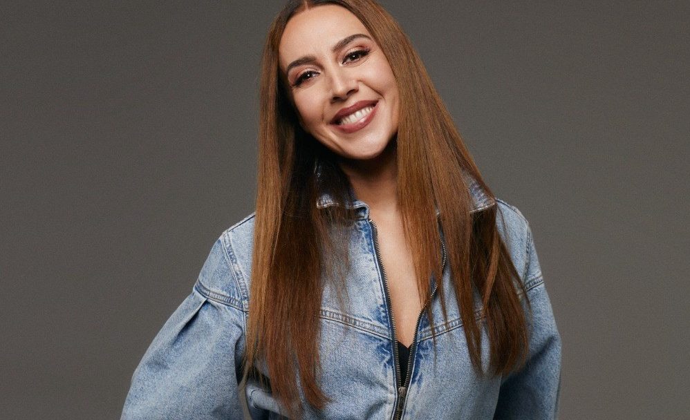 Estrella de los noventa, ícono LGTBI y rostro de Netflix. Mónica ...
